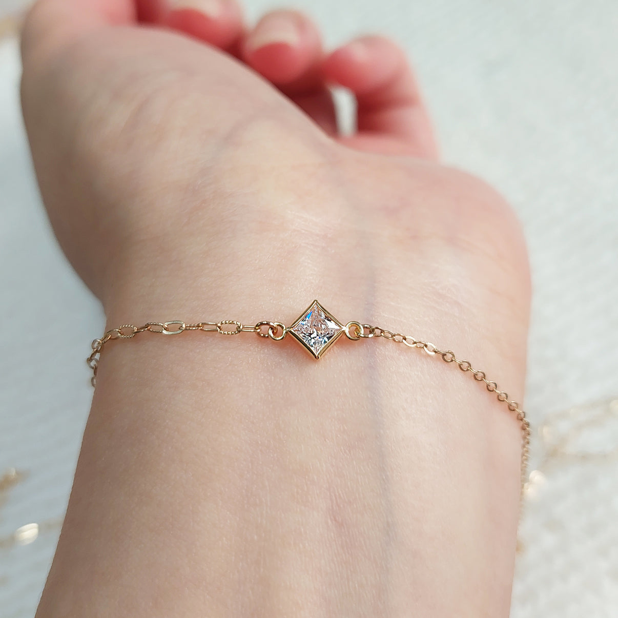 GF4DIAR2CZ / 94DIAR2CZ 4mm Diamond-Shaped Bezel Connector With 2mm Clo – 14KGFCOM